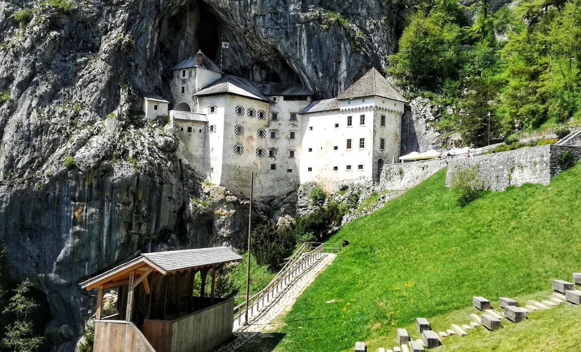 Die Höhlen von Postojna und der Burg Predjamski grad » Visit Ljubljana