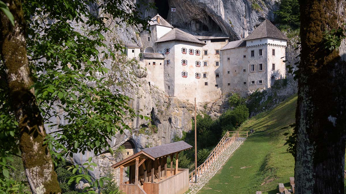Die Höhlen von Postojna & die Burg Predjamski grad (Eintrittskarten ...
